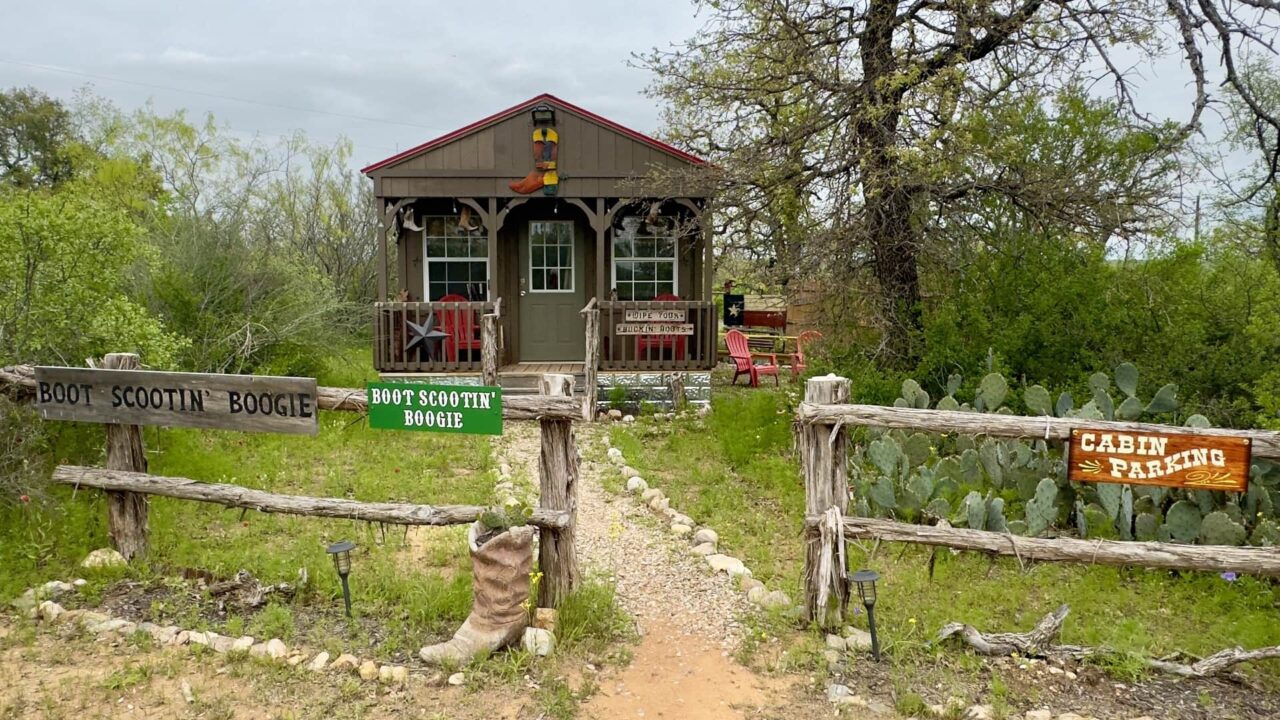 Over the River Thru the Woods Cabins - Visit Llano County